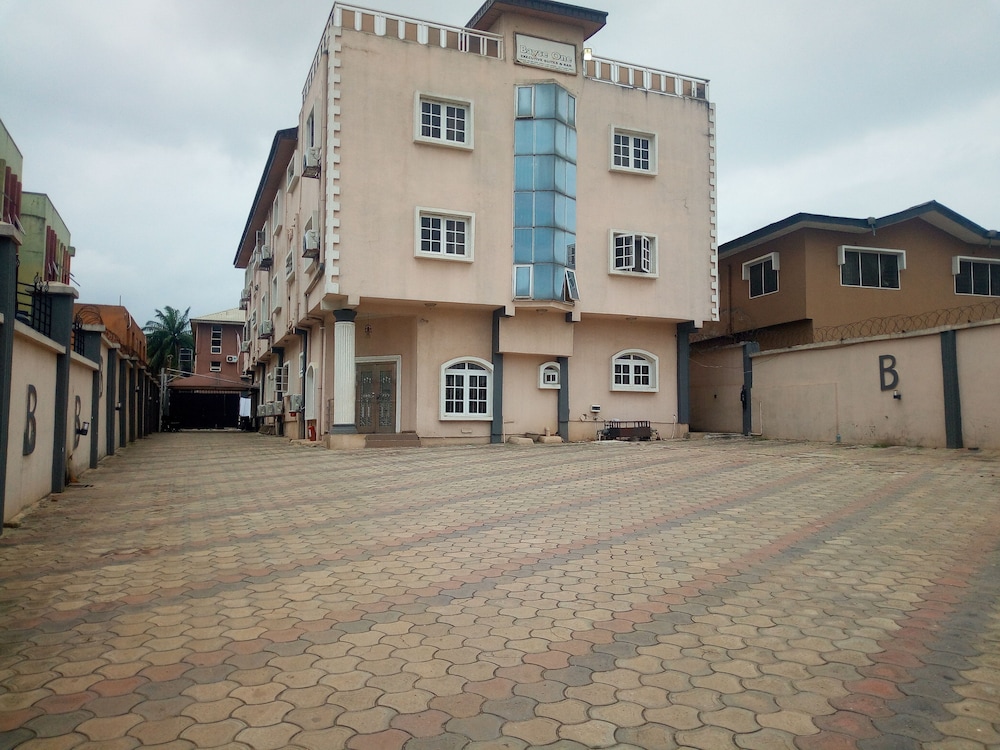 Bayse One Executive Suites And Bar - Ibadan