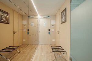 Frigobar, cofres nos quartos, cortinas blackout, quartos à prova de som