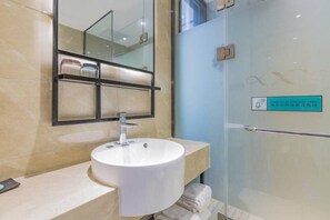 Quarto casal superior | Banheiro | Chuveiro, produtos de toalete grátis, secador de cabelo, chinelos
