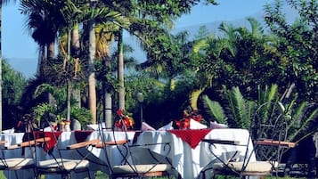 Pequenos-almoços servidos, cozinha local e internacional