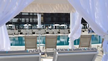 Piscina externa sazonal, guarda-sóis, espreguiçadeiras