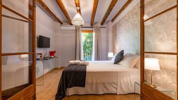 Quarto Duplo Deluxe | Com decoração personalizada, com mobília individualizada, secretária