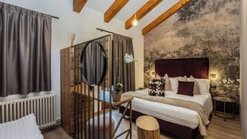 Quarto quádruplo econômico, 1 quarto | Edredons de pluma, cofres nos quartos, escrivaninha