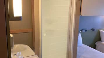 Quarto Triplo, várias camas | Casa de banho | Um polibã, artigos de higiene ecológicos, toalhas fornecidas