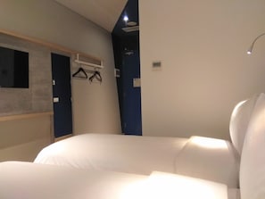Quarto Standard, 2 camas individuais | Roupa de alta qualidade, cofre no quarto, secretária