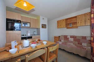 Um frigorífico, um micro-ondas, um forno, uma placa de cozinha 