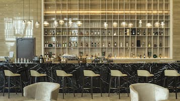 2 bares/lounges, um bar junto à piscina, um bar de praia