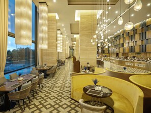 2 restaurantes: opção de café da manhã, almoço e jantar