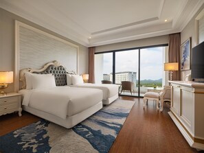 Quarto luxo, vista para a montanha | Edredons de pluma, frigobar, cofres nos quartos, escrivaninha