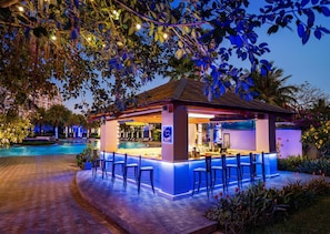2 bares/lounges, um bar junto à piscina, um bar de praia 