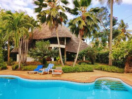 Deluxe Villa with Pool View  | Roupa de cama
