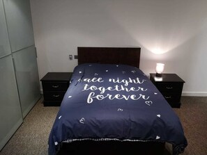 Apartamento, várias camas, para não fumantes | 2 quartos, quartos à prova de som, ferros/tábuas de passar roupa