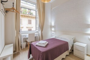 Quarto Individual Clássico | Cofre no quarto, secretária, Wi-fi grátis, roupa de cama fornecida 