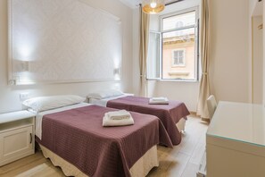 Quarto Twin | Cofre no quarto, secretária, Wi-fi grátis, roupa de cama fornecida 