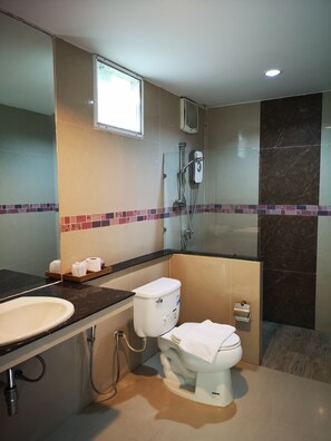 Quarto duplo standard, 2 camas de solteiro, para não fumantes | Banheiro | Chuveiro, produtos de toalete grátis, toalhas de banho 
