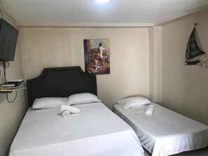 Quarto Duplo, várias camas, acessível, fumadores | Roupa de alta qualidade, edredões de penas, Wi-fi grátis
