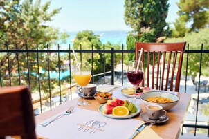 Serviço de café da manhã e jantar, vistas para a piscina 