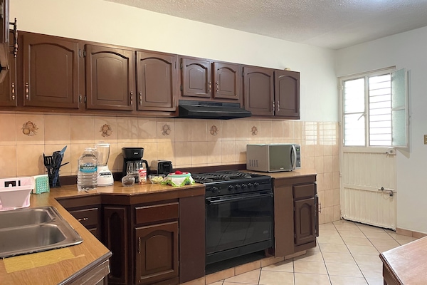 Casa Familiar, 3 quartos | Cozinha privada | Um frigorífico, um micro-ondas, um forno, uma placa de cozinha
