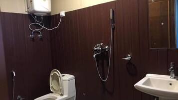 Quarto duplo executivo, 1 cama Queen, para não fumantes | Banheiro | Chuveiro, produtos de toalete grátis