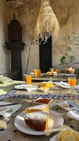 Café da manhã completo grátis todos os dias