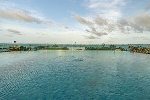 Piscina externa, espreguiçadeiras