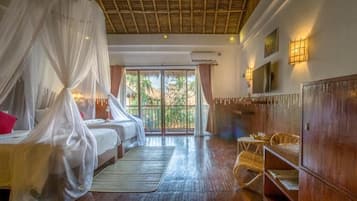 Frigobar, cofres nos quartos, escrivaninha, quartos à prova de som