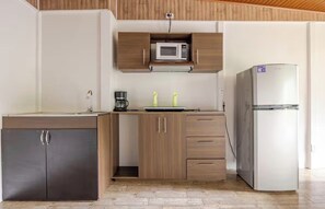 Apartamento Familiar (1) | Cozinha privada | Um frigorífico/congelador grande, um micro-ondas, uma placa de cozinha 