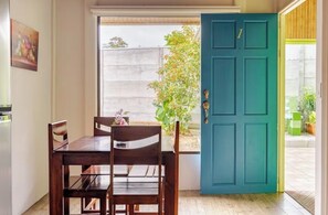 Apartamento Familiar (1) | Cozinha privada | Um frigorífico/congelador grande, um micro-ondas, uma placa de cozinha 