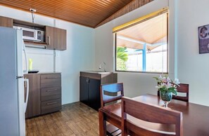 Apartamento Familiar (3) | Cozinha privada | Um frigorífico/congelador grande, um micro-ondas, uma placa de cozinha 