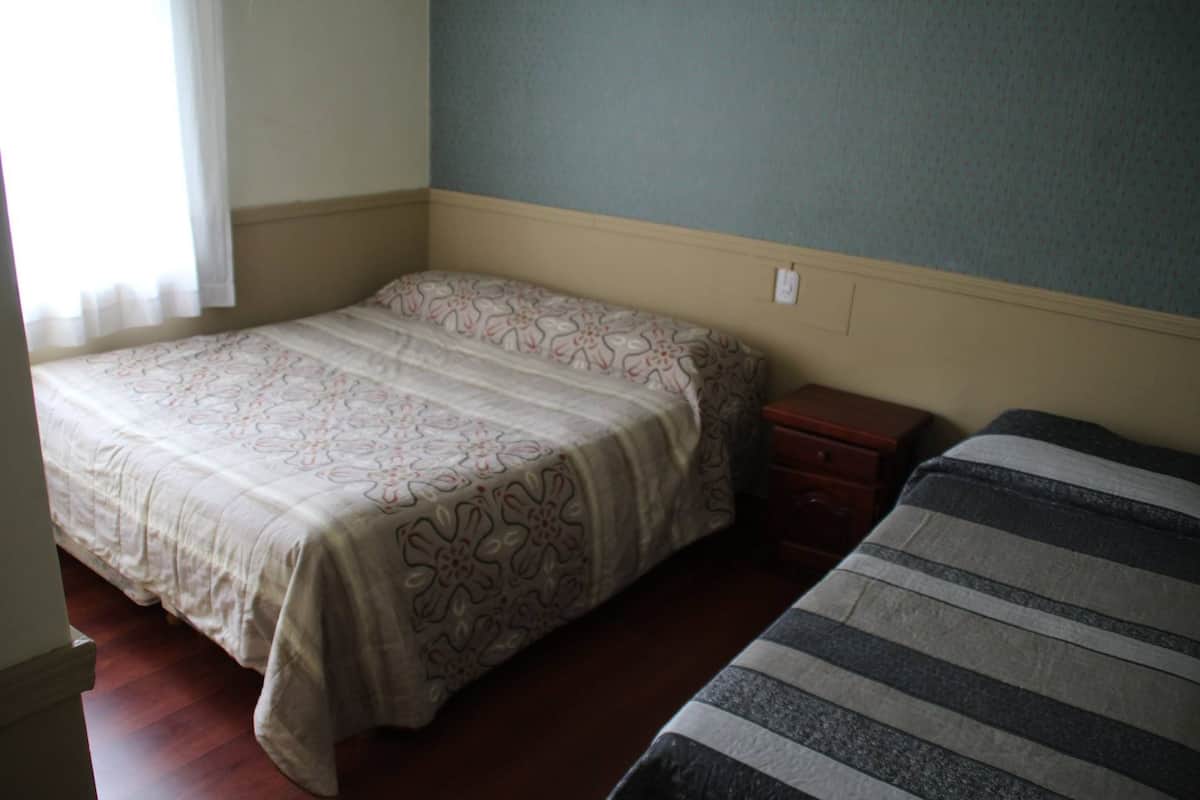 Quarto Triplo Standard, 1 quarto, não fumadores | Wi-fi grátis, roupa de cama fornecida