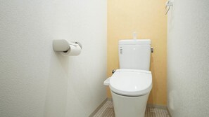 Quarto Familiar (Room B, Loft) | Casa de banho | Artigos de higiene pessoal grátis, um secador de cabelo, chinelos 