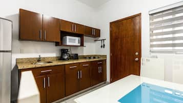 Suite Familiar, Vista para a cidade | Cozinha privada | Um frigorífico/congelador grande, uma cafeteira/bule