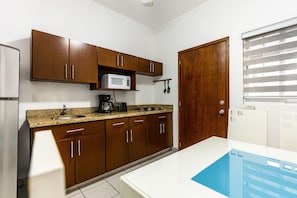 Suite Familiar, Vista para a cidade | Cozinha privada | Um frigorífico/congelador grande, uma cafeteira/bule