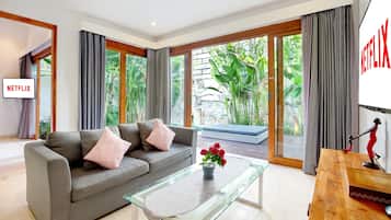 Villa, 1 quarto (One Bedroom Private Pool With Rooftop) | Sala de estar | Smart TV, Netflix