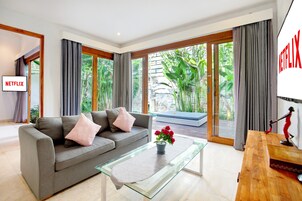 Villa, 1 quarto (One Bedroom Private Pool With Rooftop) | Sala de estar | Smart TV, Netflix