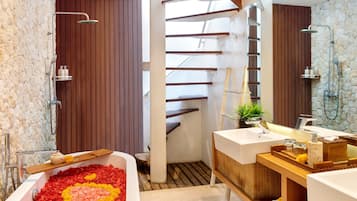 Villa, 1 quarto (One Bedroom Private Pool With Rooftop) | Casa de banho | Um polibã e uma banheira separados, uma banheira de imersão total