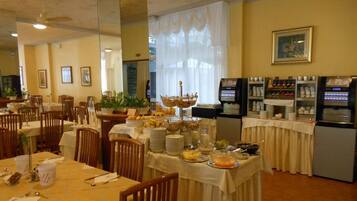 Café da manhã com buffet todos os dias mediante uma taxa