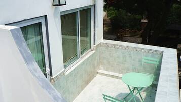 Suite, varanda | Secretária, cortinas/cortinados opacos, Wi-fi grátis