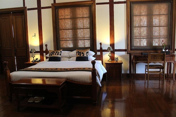 Suite, 1 cama king-size | Minibar, cofre no quarto, secretária, cortinas/cortinados opacos