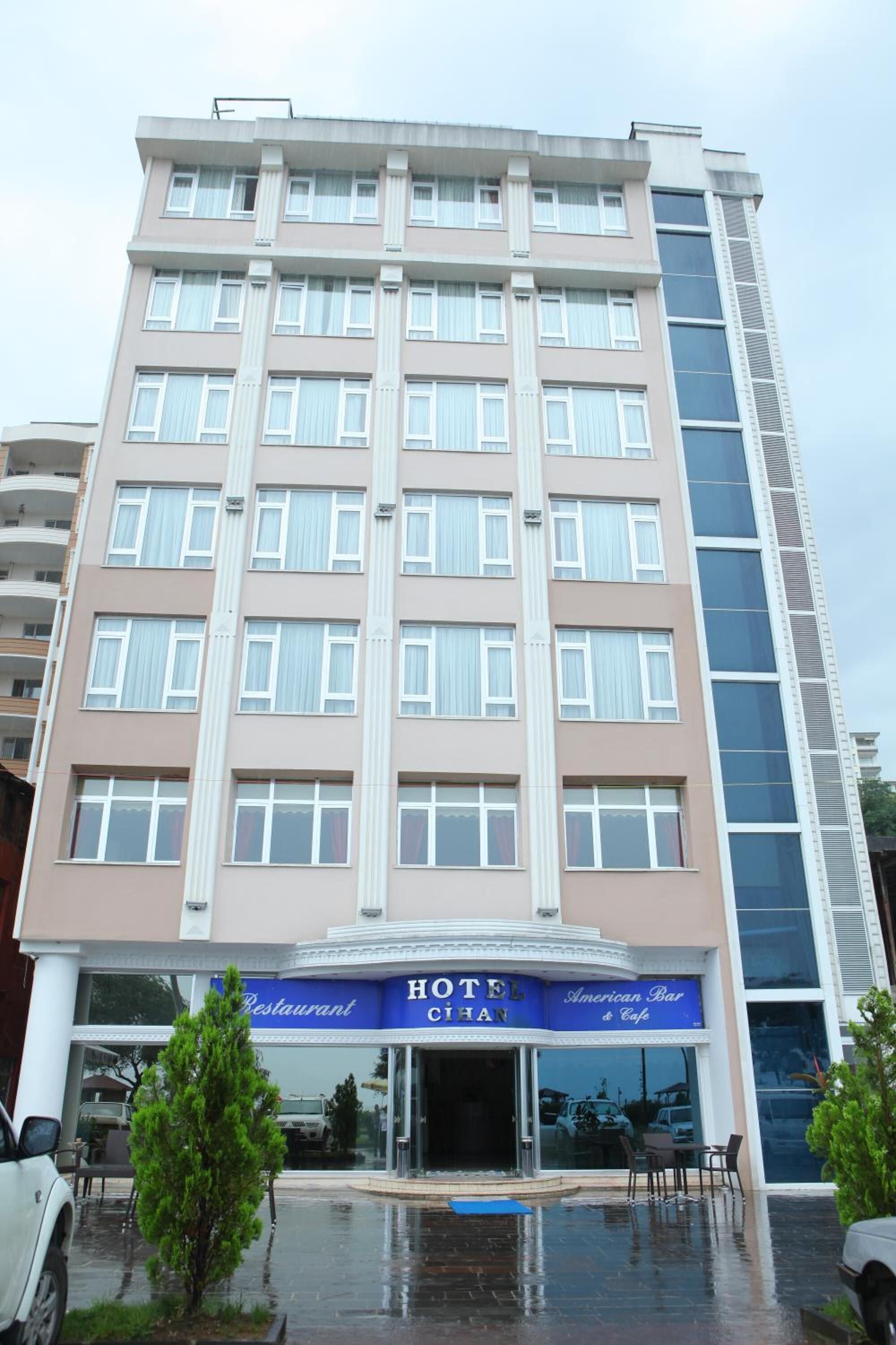 Um hotel com vários andares, com restaurante e bar e café no nível térreo.