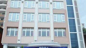 Um hotel com vários andares, com restaurante e bar e café no nível térreo.
