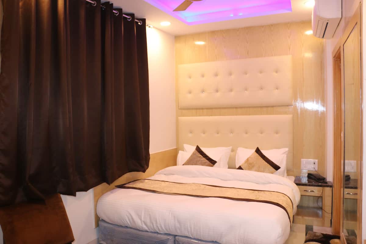 Quarto premium, para não fumantes | Escrivaninha, Wi-Fi de cortesia, roupa de cama