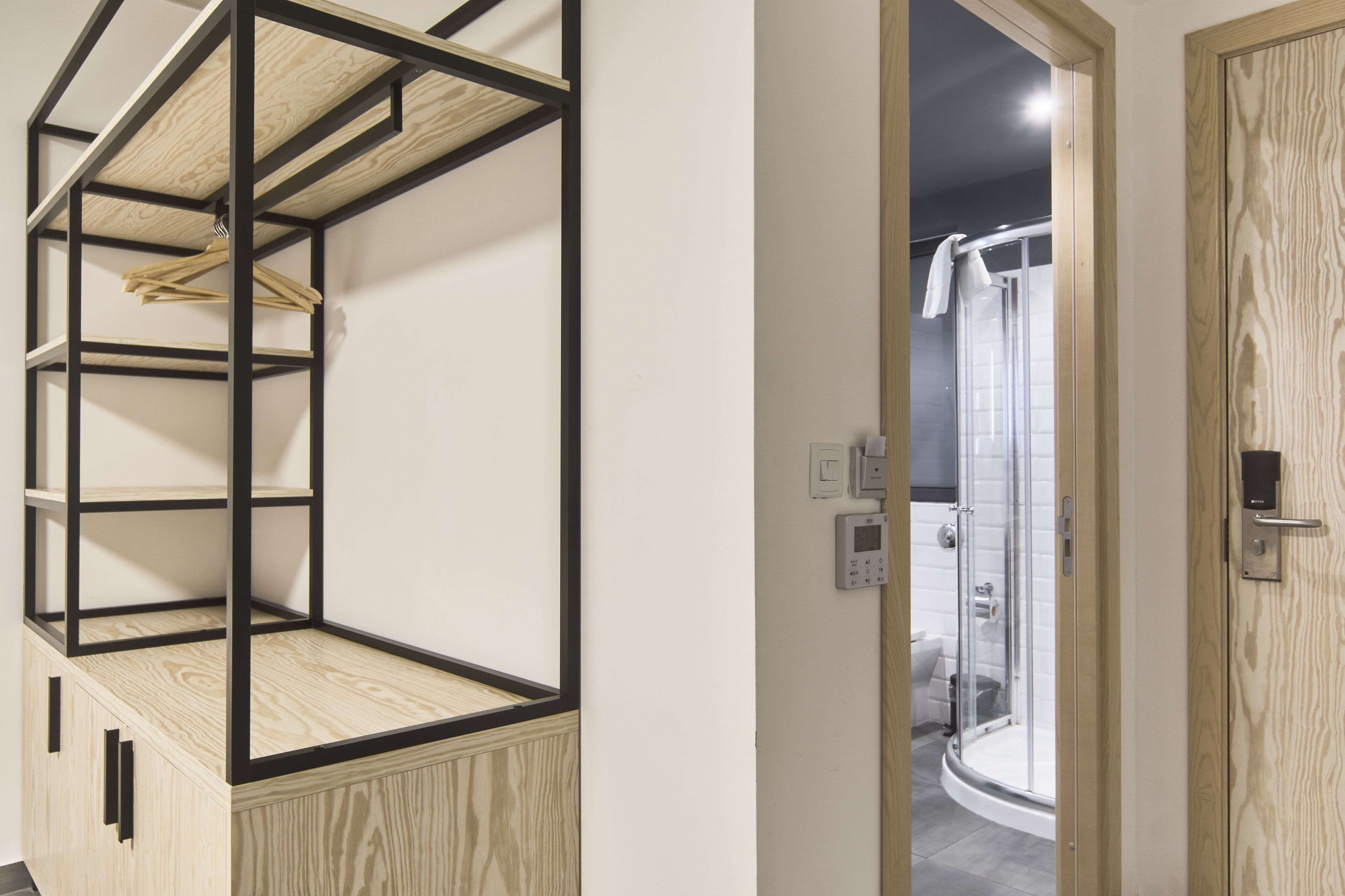 Quarto casal ou duplo superior, sacada | Frigobar, cofres nos quartos, escrivaninha, cortinas blackout