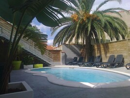 Piscina externa, espreguiçadeiras