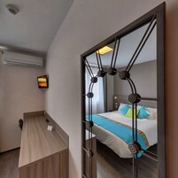 Quarto casal | Frigobar, cofres nos quartos, escrivaninha, cortinas blackout