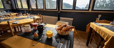 Café da manhã continental todos os dias (EUR 12 por pessoa)