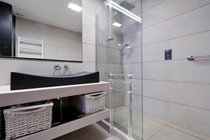 Casa, 2 camas de casal, Vista para a cidade (Vittoria Luxury Apartment) | Casa de banho | Um chuveiro fixo, um bidé, toalhas fornecidas 