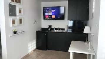 Um frigorífico, um micro-ondas, uma placa de cozinha