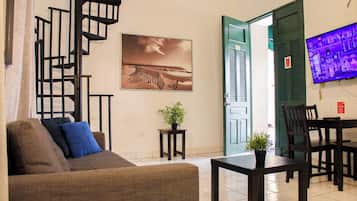Apartamento, 1 quarto | Sala de estar | TV de ecrã plano