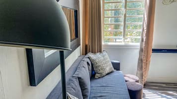 Apartamento, 3 quartos | Sala de estar | TV de ecrã plano